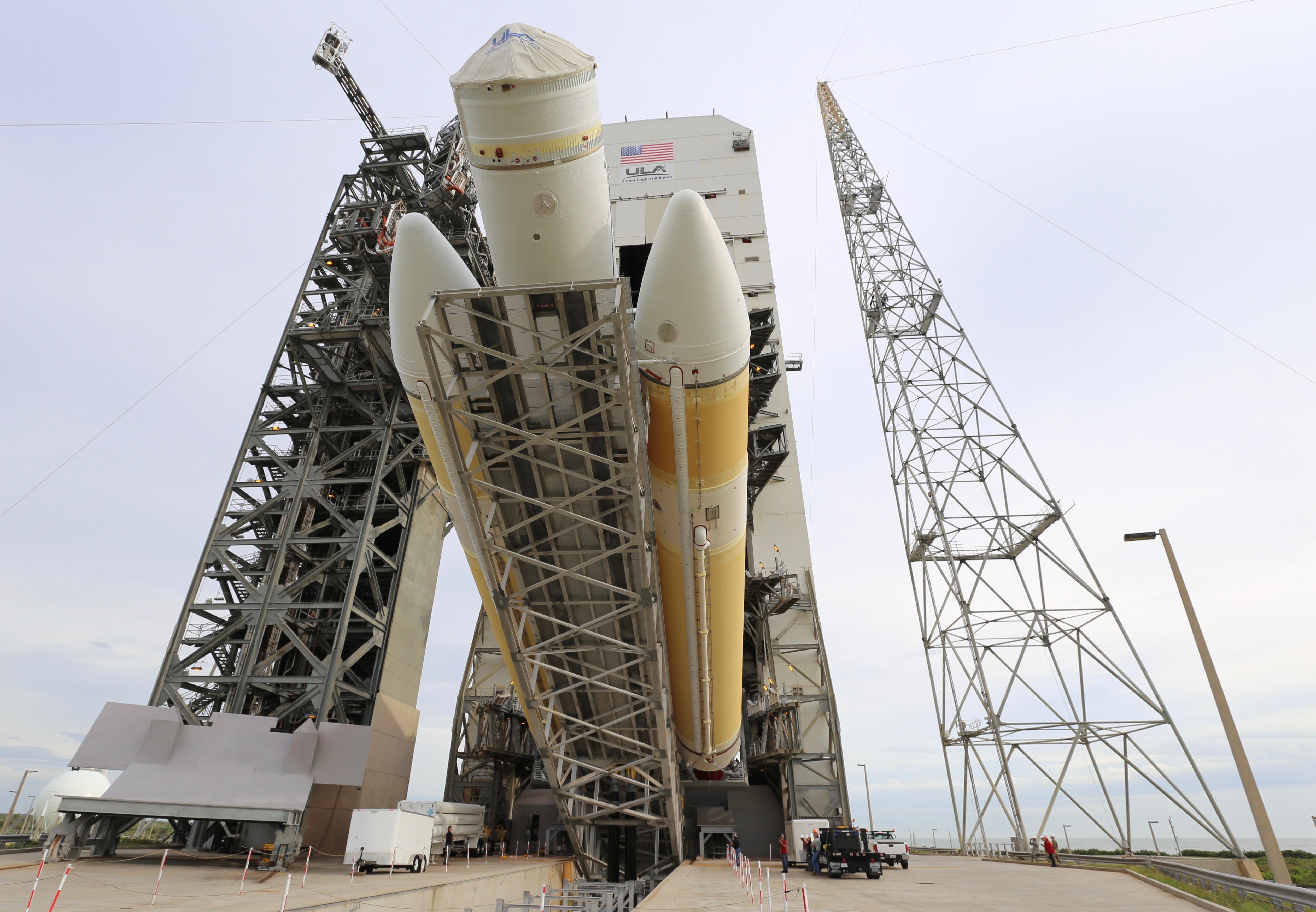 NROL-44: Delta IV Heavy rolls out to the pad